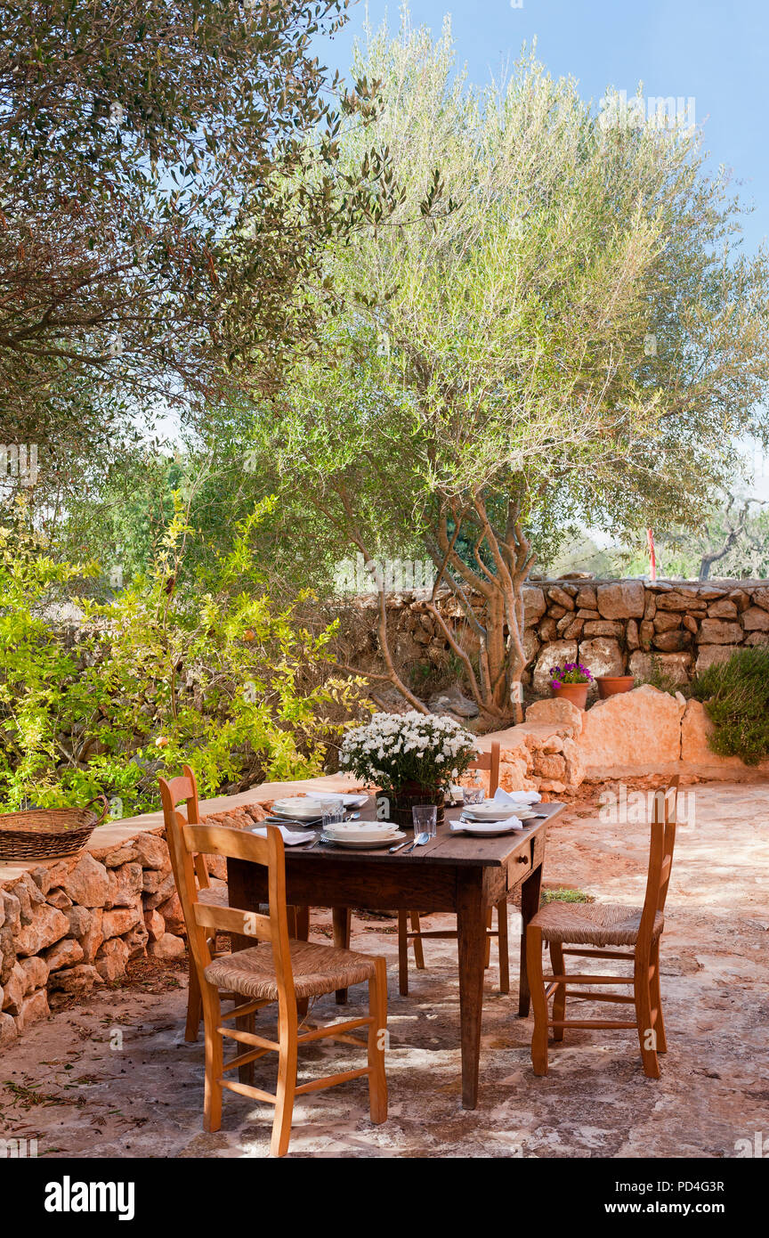 Courtyard dining hi-res stock photography and images - Alamy