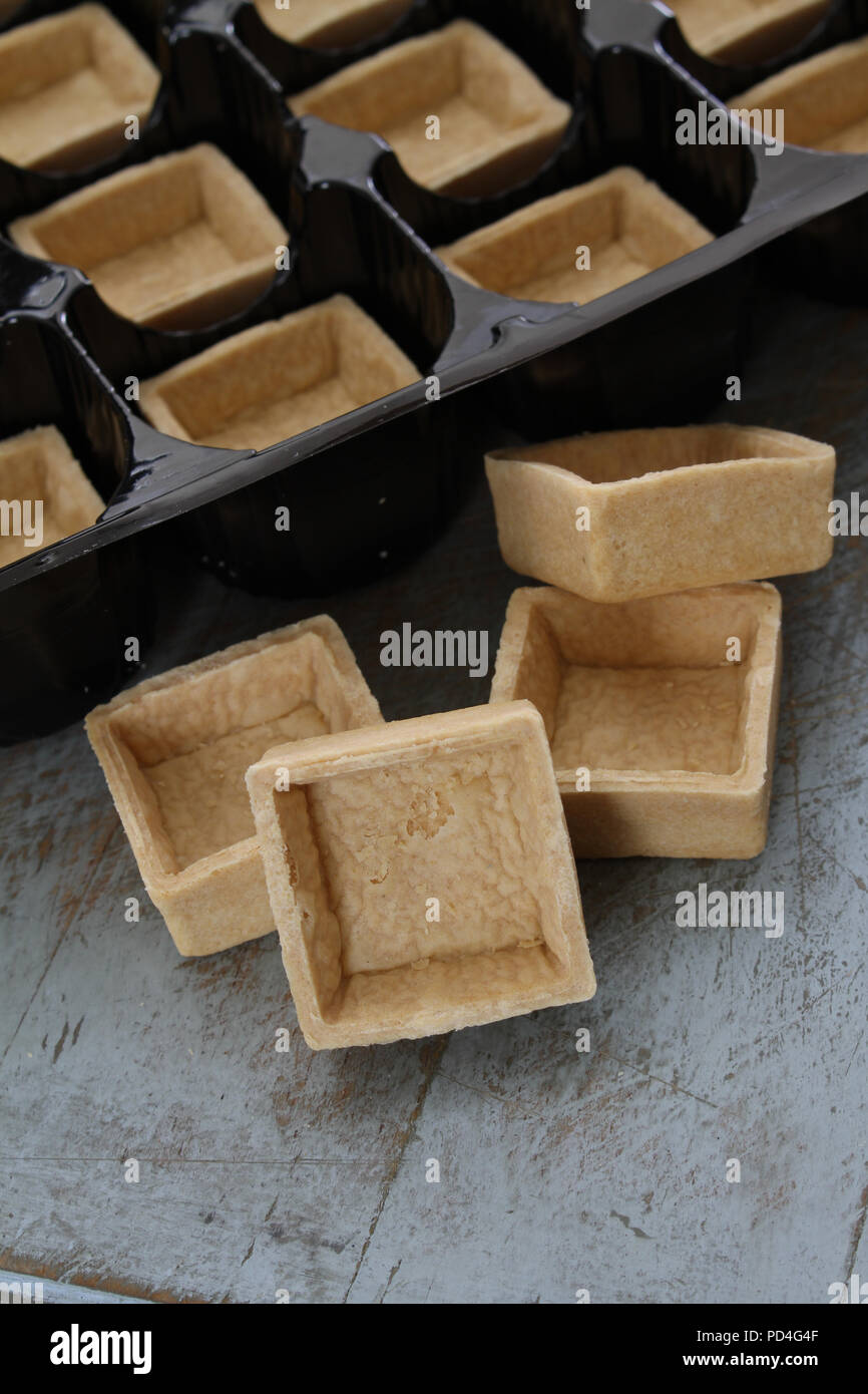Empty tart cases hi-res stock photography and images - Alamy