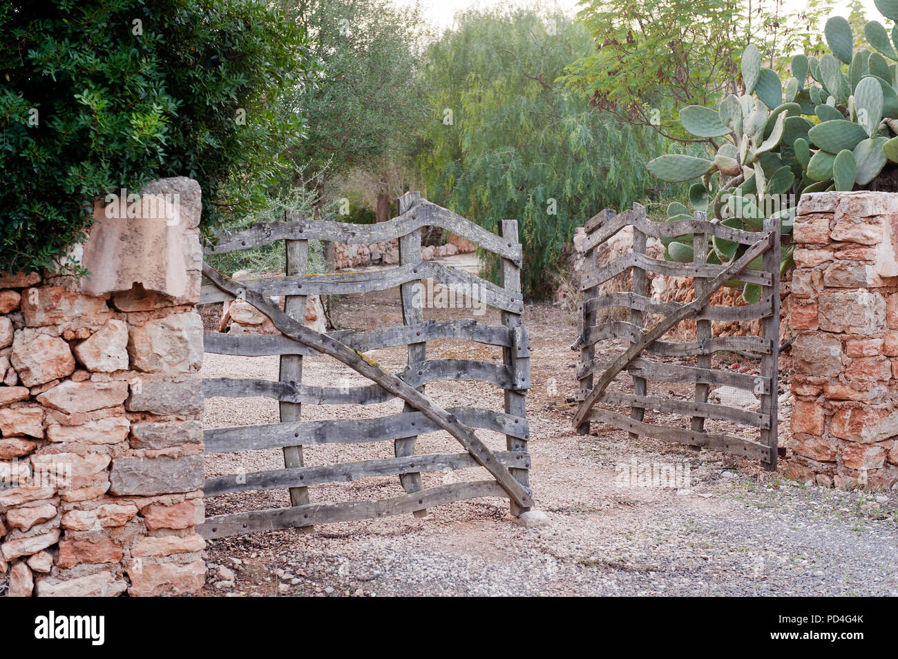 Open gate on driveway Stock Photo - Alamy