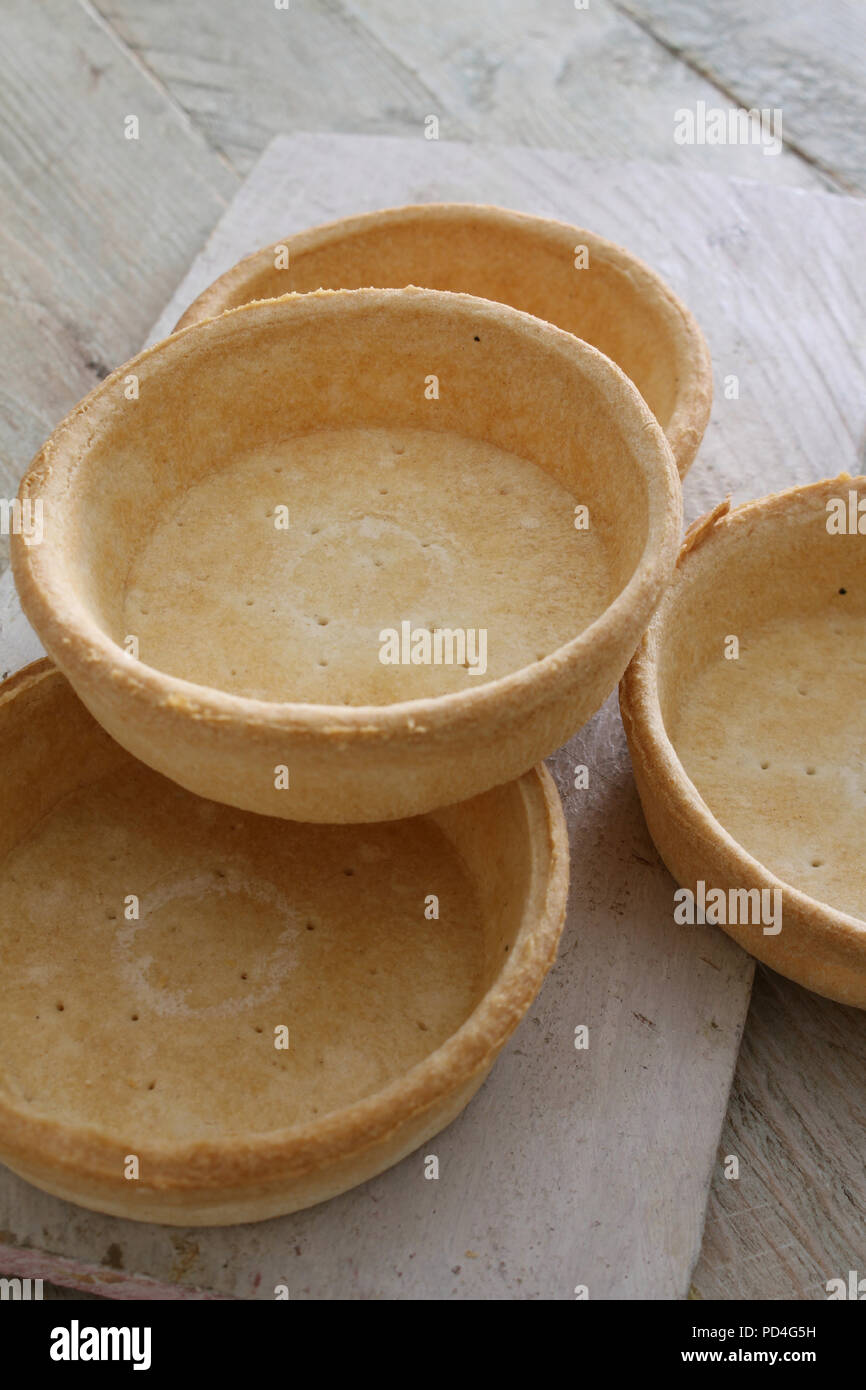 Empty tart cases hi-res stock photography and images - Alamy