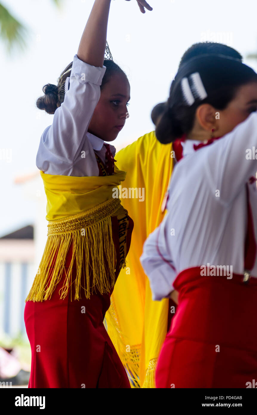 Children group clapping music hi-res stock photography and images - Alamy
