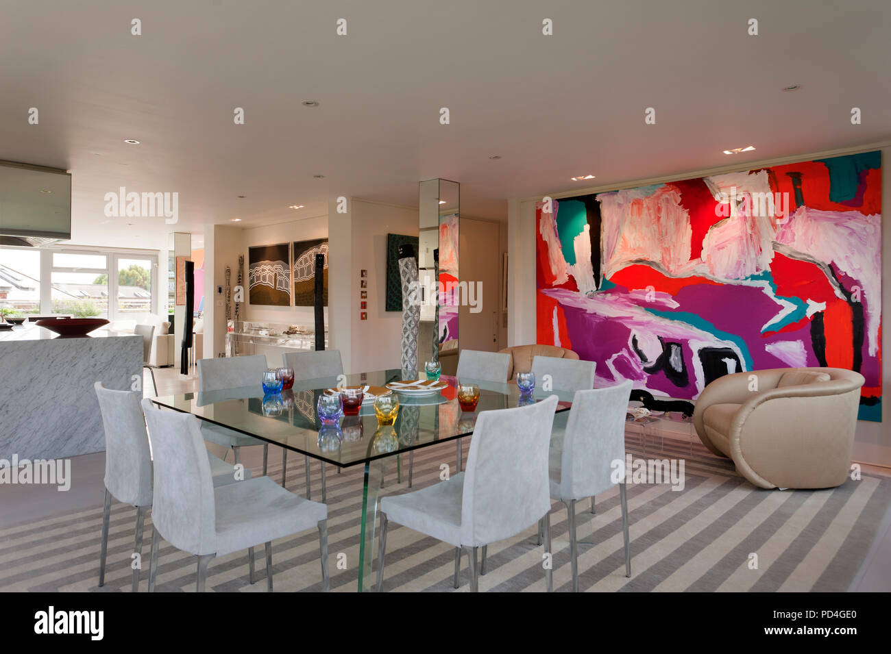 Modern dining room Stock Photo - Alamy
