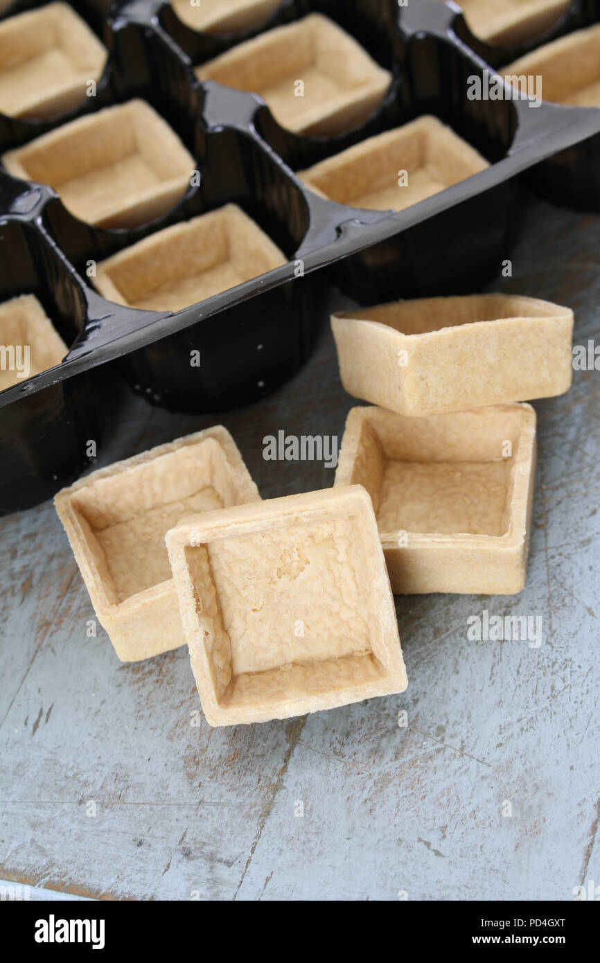 Empty tart case hi-res stock photography and images - Alamy