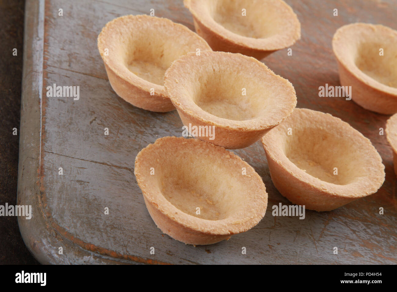Empty tart case hi-res stock photography and images - Alamy