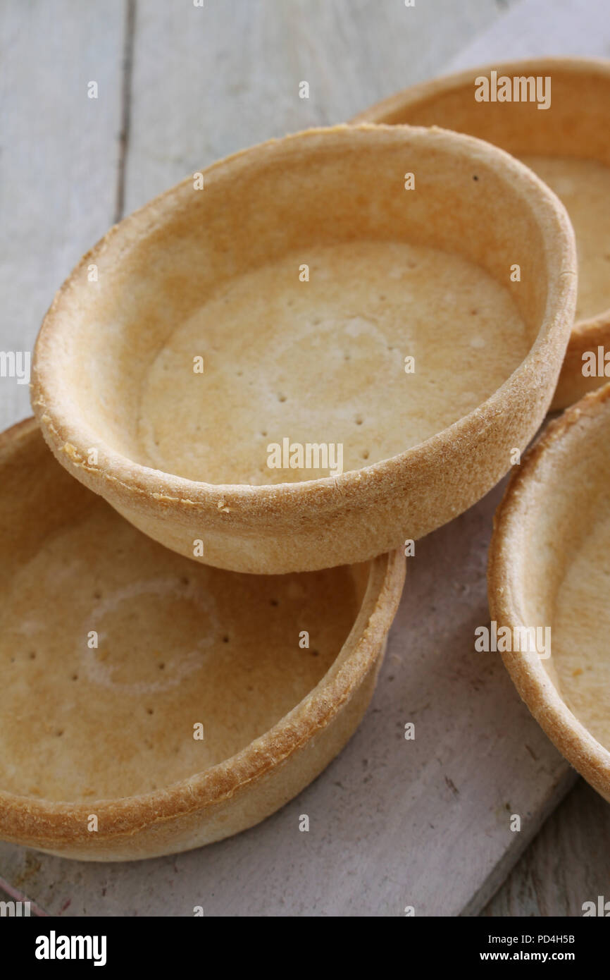 empty pastry cases Stock Photo - Alamy