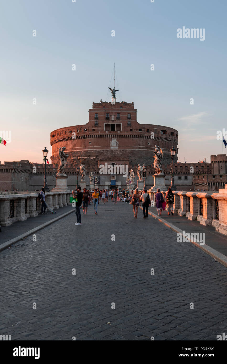 Castel Sant'Angelo al tramonto, Roma, Ponte Sant'Angelo. Frontale ...