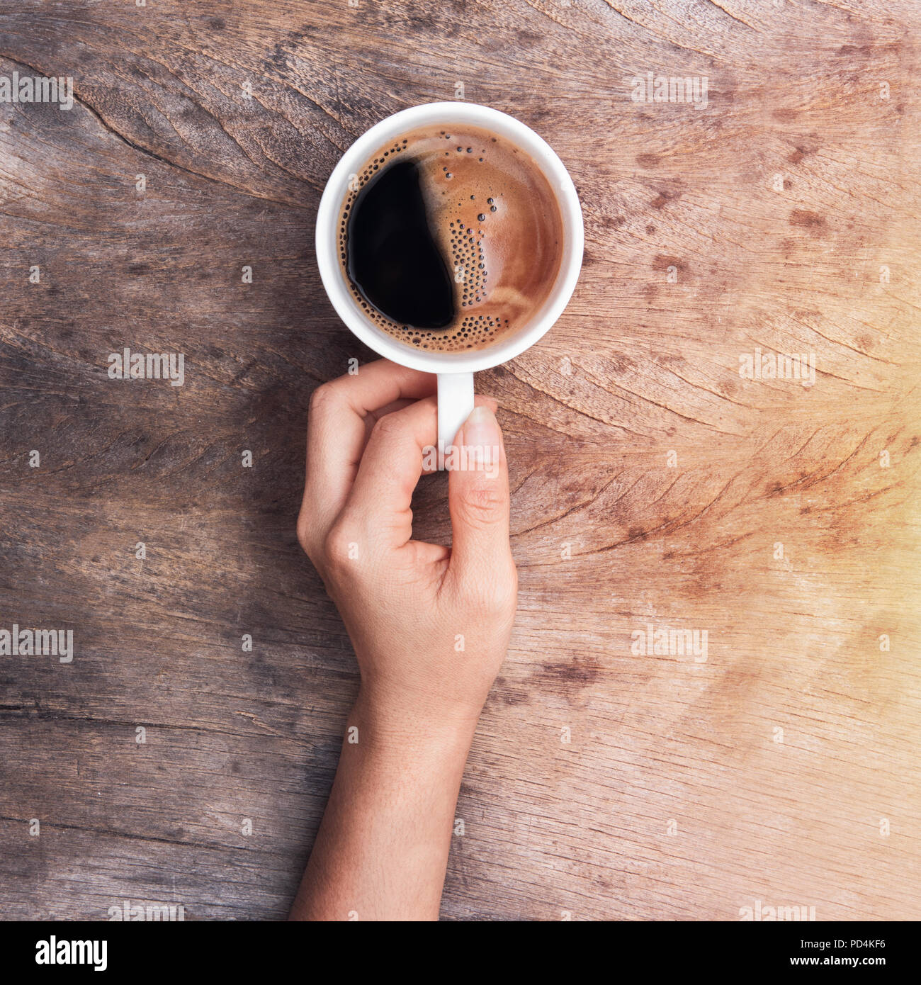 hand holding coffee cup Stock Photo - Alamy