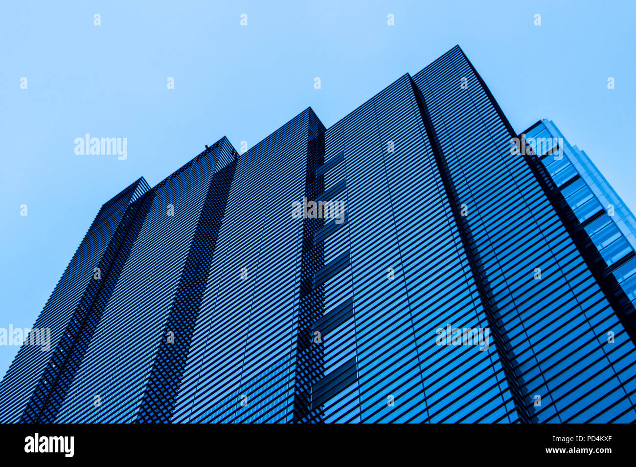 Commercial sky scraper hi-res stock photography and images - Alamy