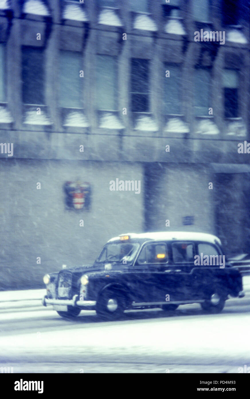 1987 HISTORICAL BLACK TAXI CAB (©LONDON TAXI COMPANY 1986) SNOW ...