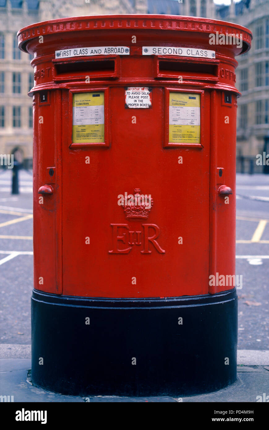 London red post box hi-res stock photography and images - Alamy