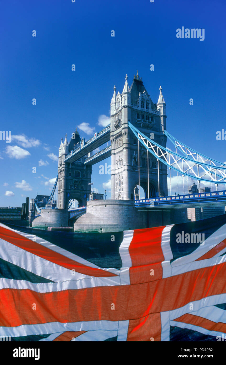Tower of london british flag hi-res stock photography and images - Alamy
