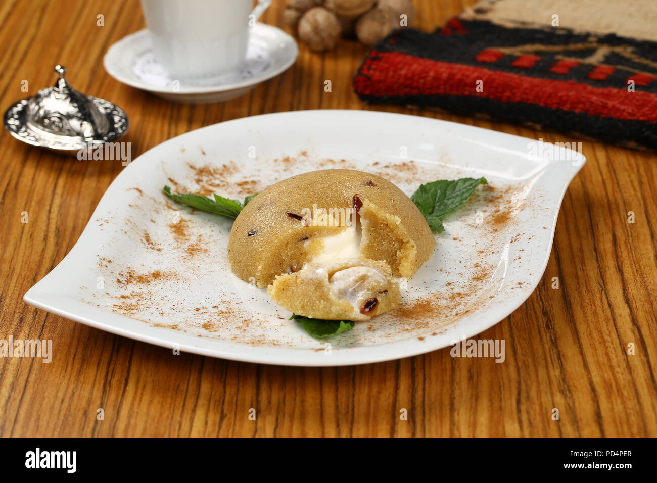 Traditional Turkish semolina halva - irmik helvasi Stock Photo - Alamy