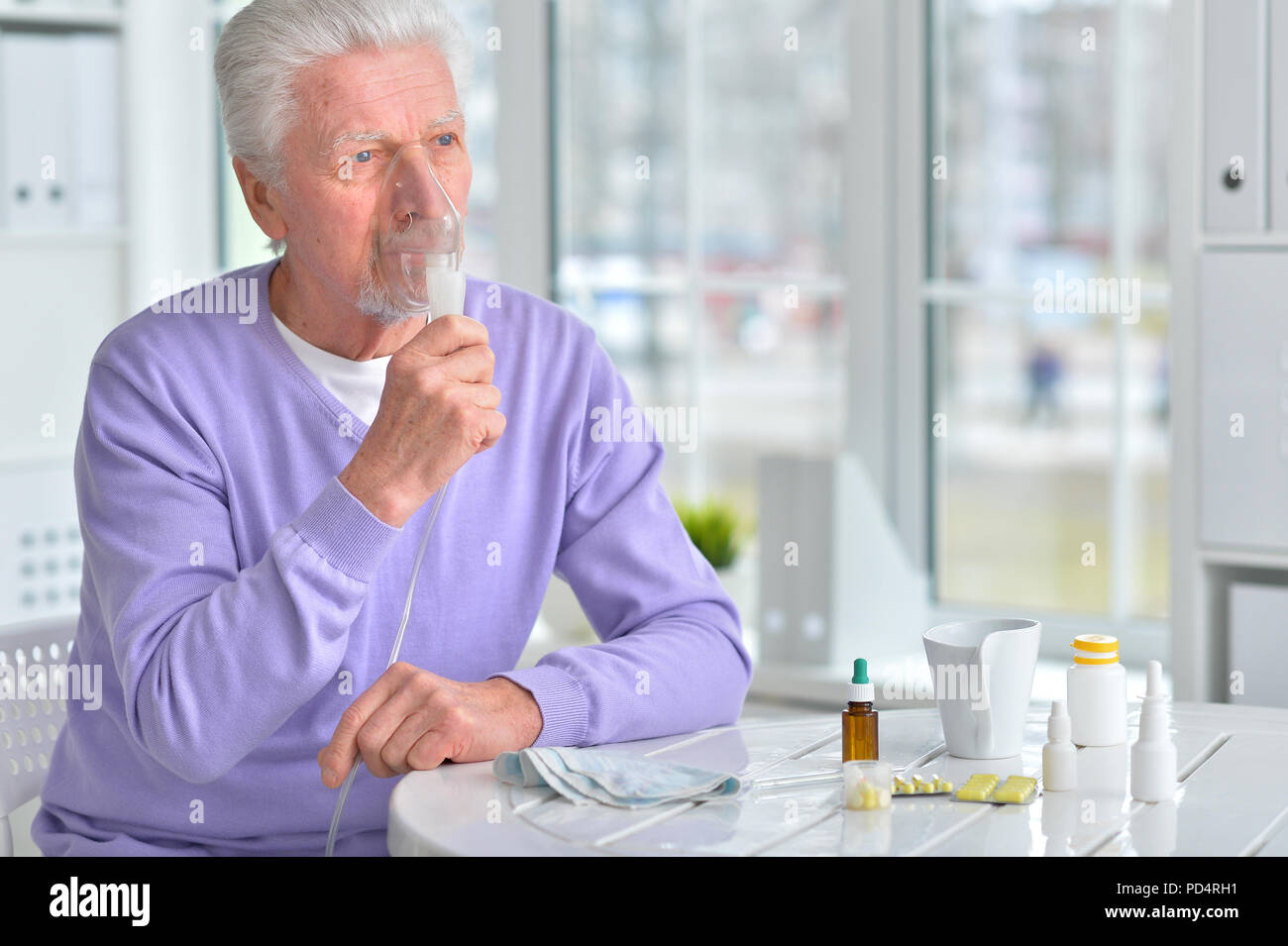 Senior man with inhaler Stock Photo - Alamy