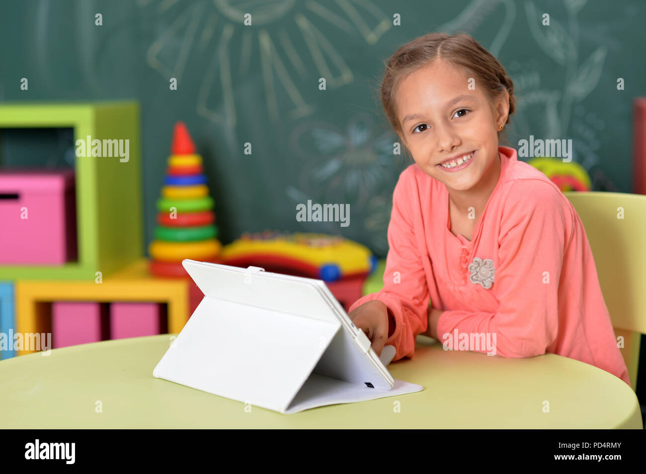 little girl using tablet Stock Photo - Alamy