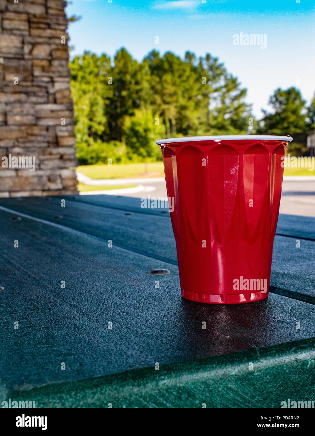 Red plastic cup table hi-res stock photography and images - Alamy