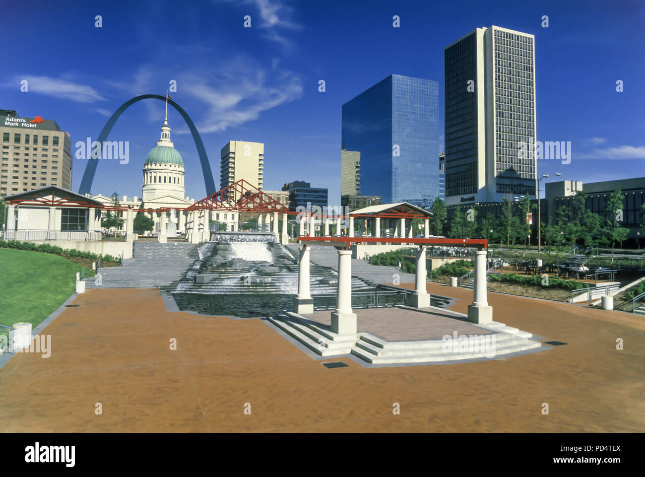 GATEWAY TO THE WEST ARCH (©EERO SAARINEN 1965) OLD COURTHOUSE KIENER ...