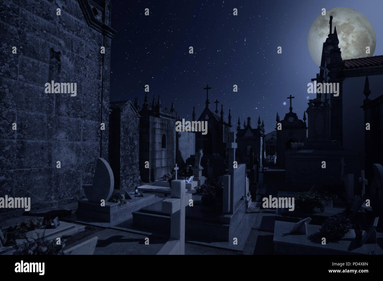 Moonlit cemetery hi-res stock photography and images - Alamy