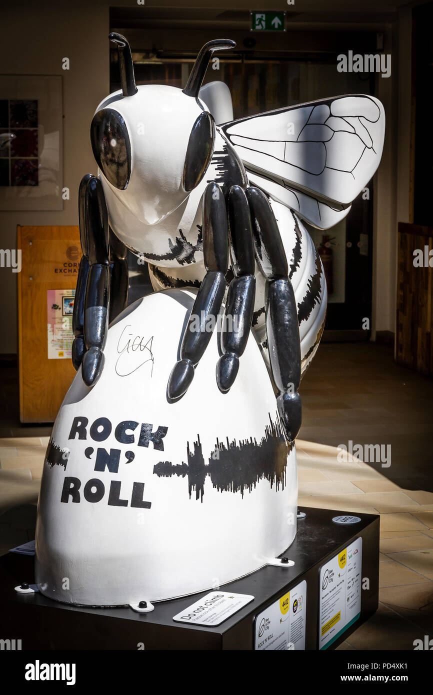 Rock n Roll Bee - Liam Gallagher and Julie Dodd. Bee in the City ...