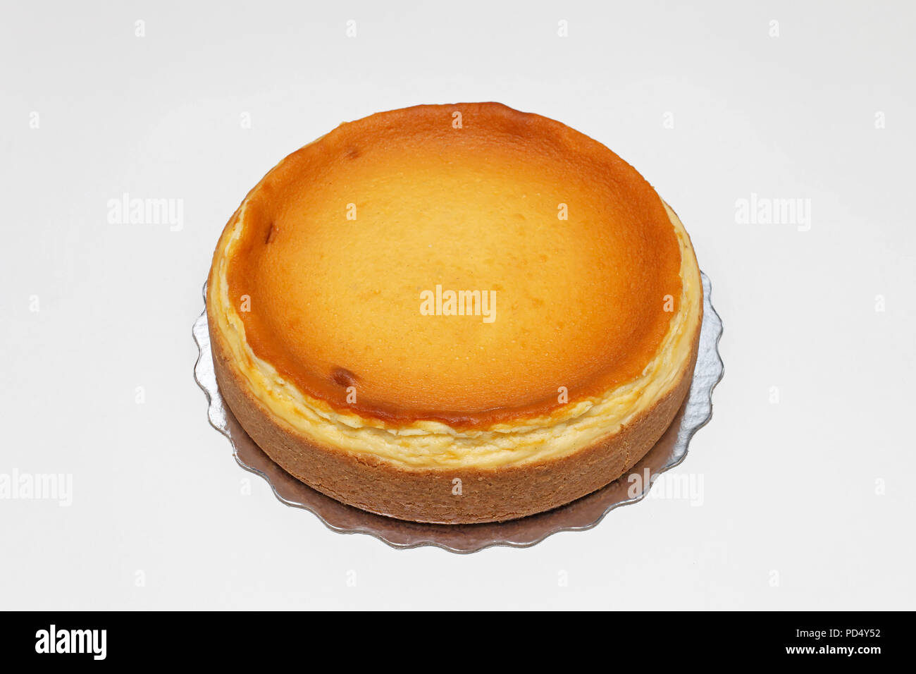Whole round New York style cheesecake Stock Photo - Alamy