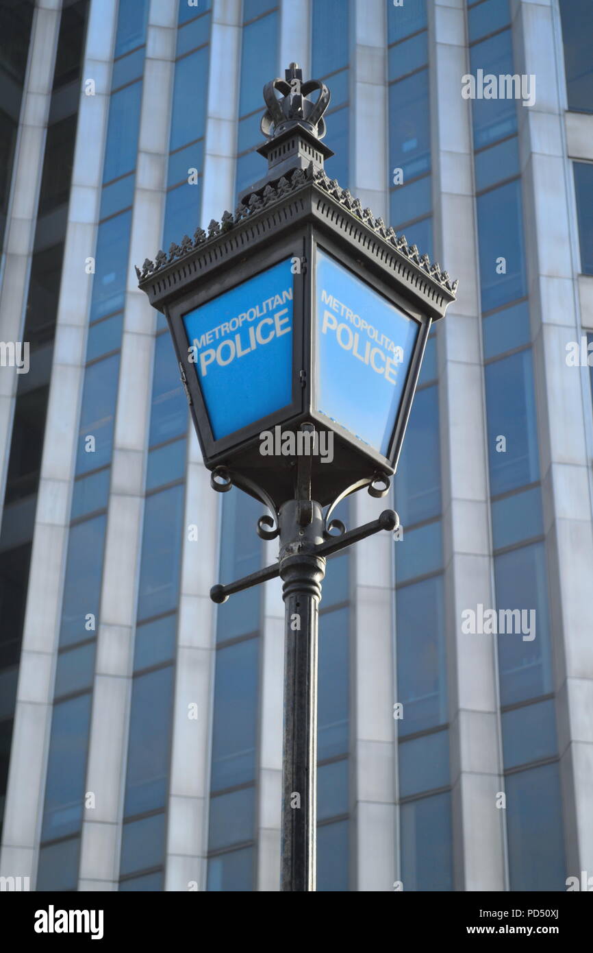 British justice symbol hi-res stock photography and images - Alamy