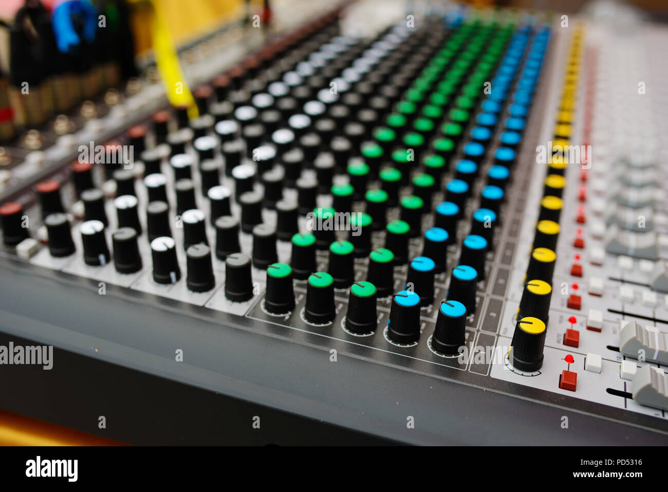 Integrated amplifier and equalizer mixer switch of sound equpiment ...