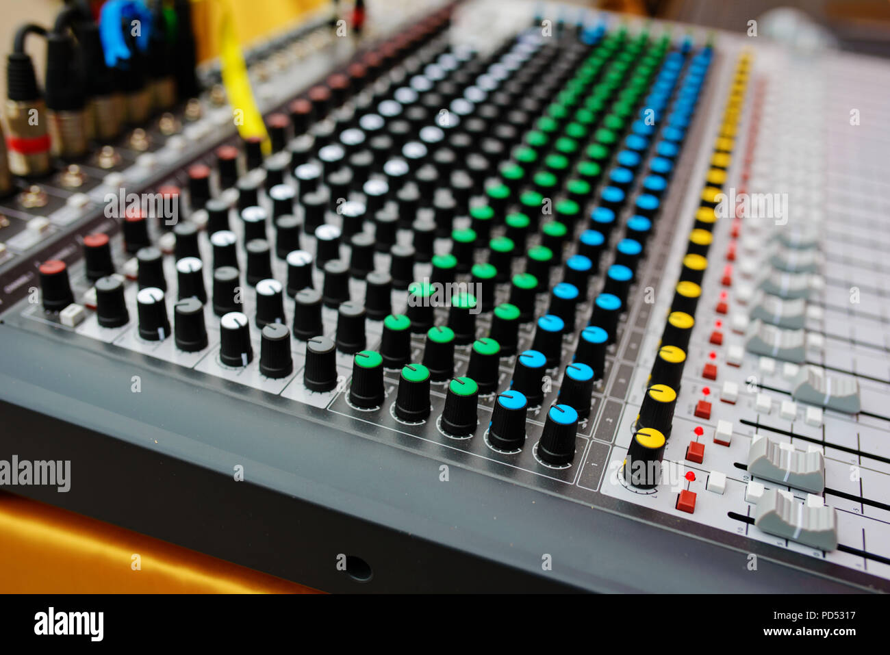 Integrated amplifier and equalizer mixer switch of sound equpiment ...