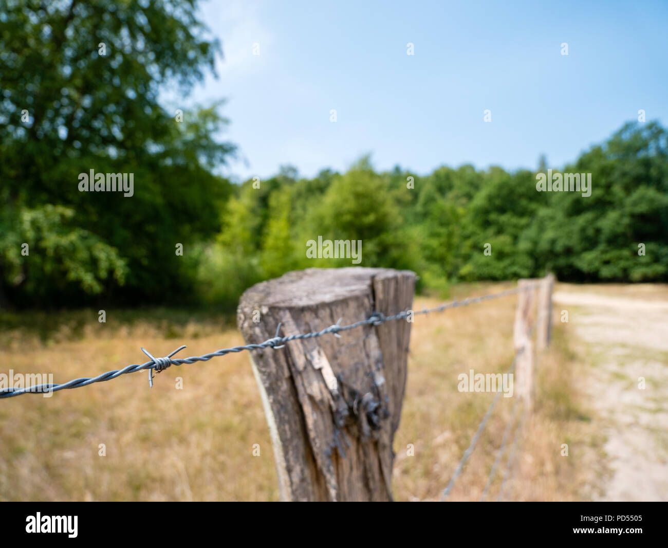 Wood stake and wire fence hi-res stock photography and images - Alamy