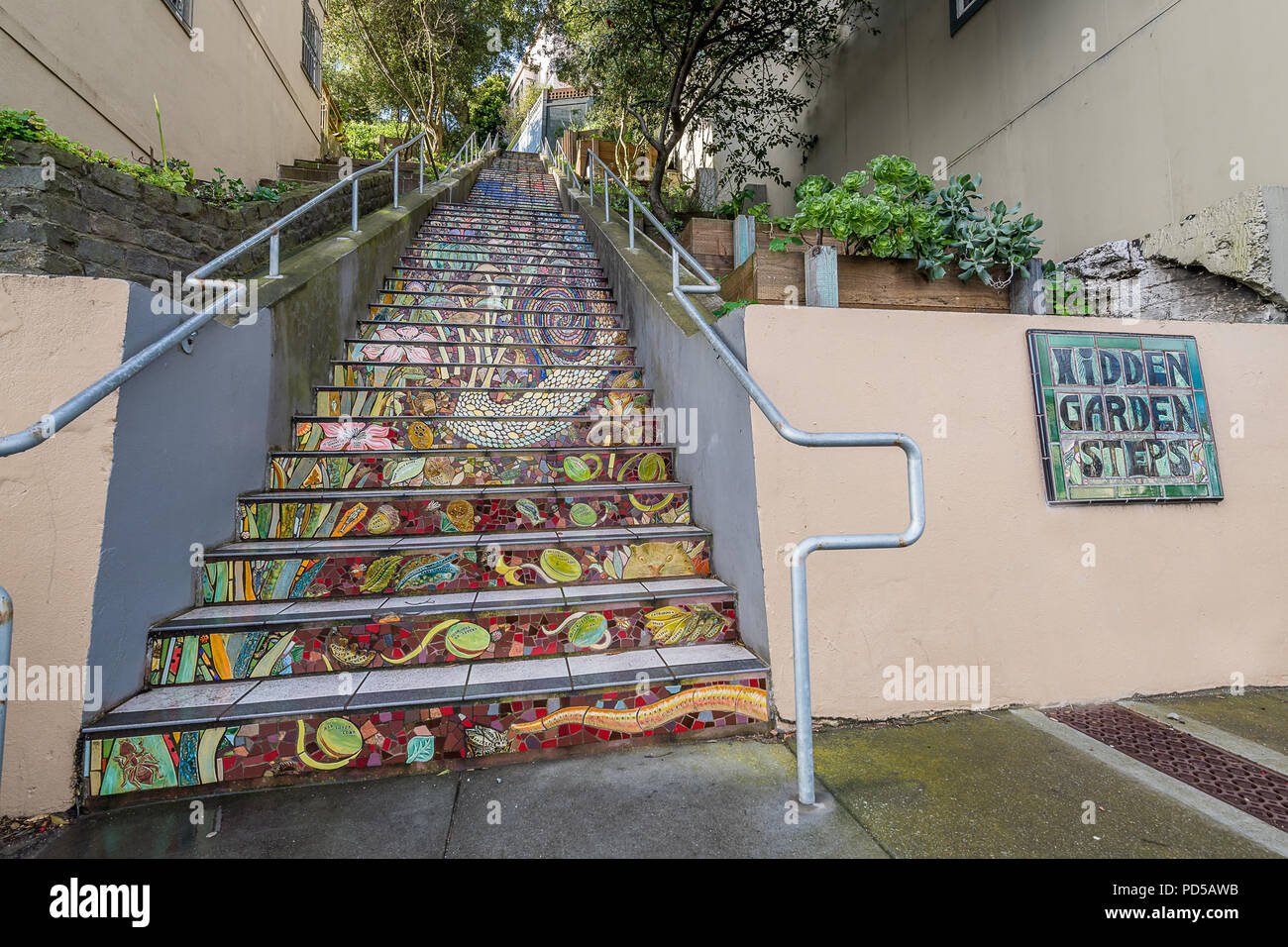 San francisco hidden stairs hi-res stock photography and images - Alamy