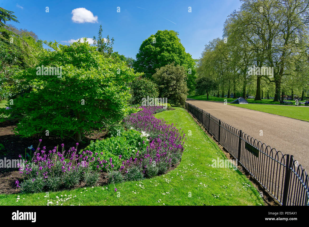Walkway garden london england hi-res stock photography and images - Alamy