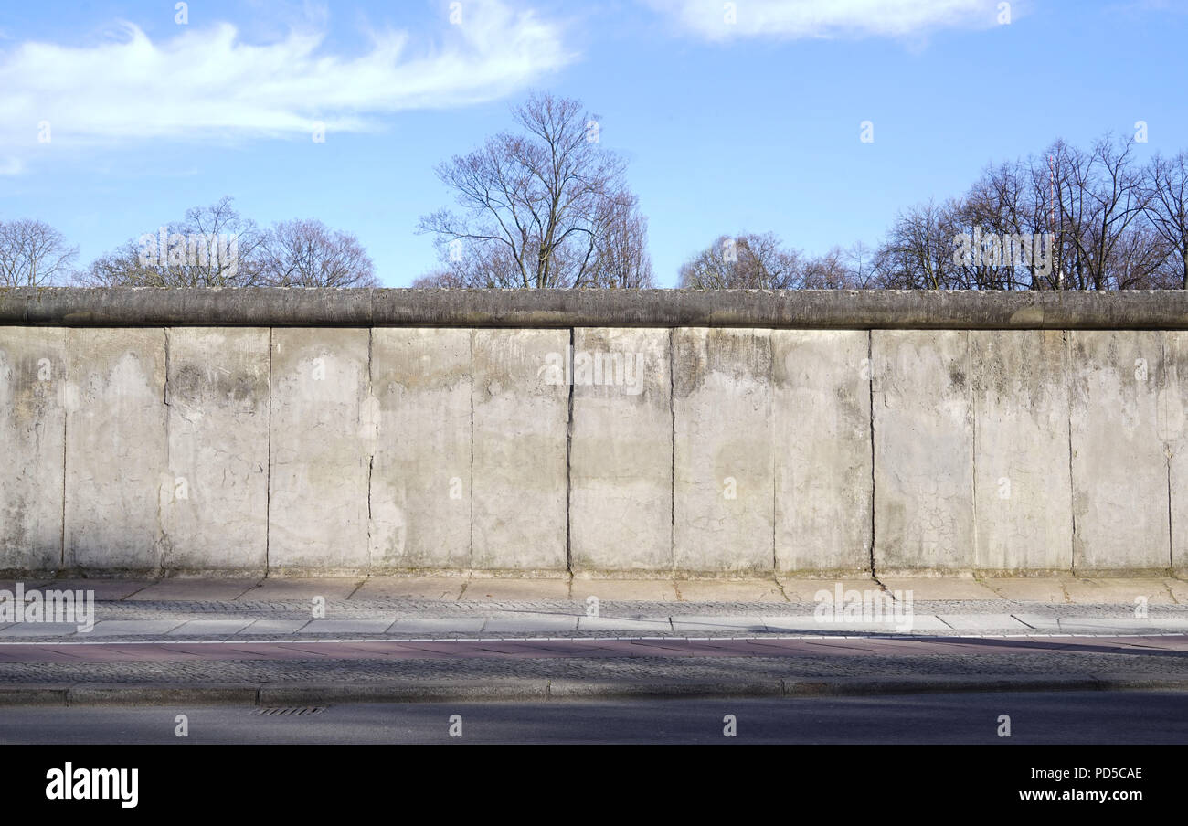 Cold war border hi-res stock photography and images - Alamy