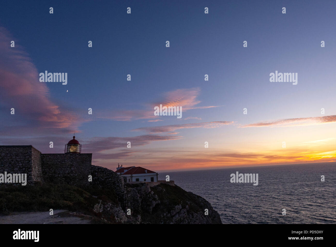 Crowd of tourists gathering for the sunset at Cabo de São Vicente, Cape ...