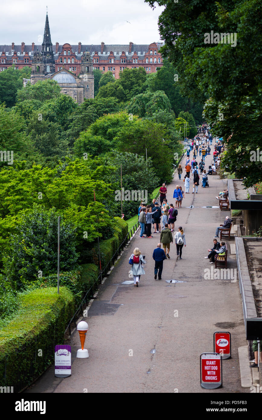 EDINBURGH, SCOTLAND - AUGUST 03, 2018: Busy Streets of Edinburgh ...