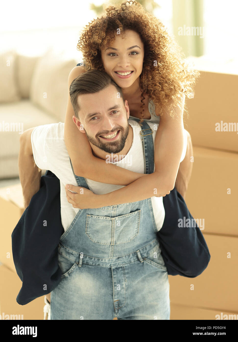 Happy family couple embracing in a new house Stock Photo - Alamy
