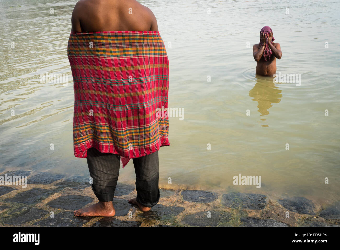 Men bathing hi-res stock photography and images - Alamy