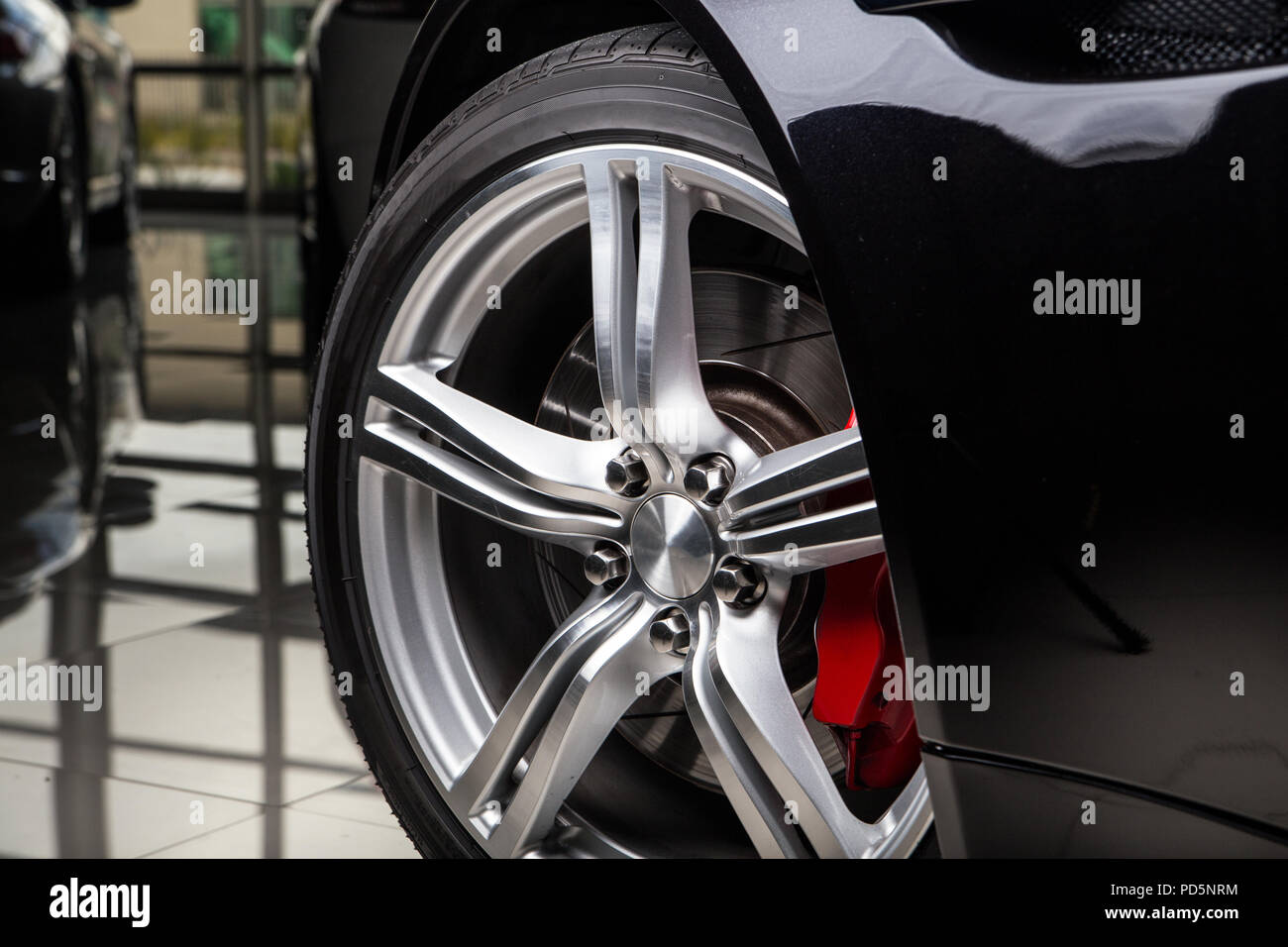 Diamond cut alloy wheel hi-res stock photography and images - Alamy
