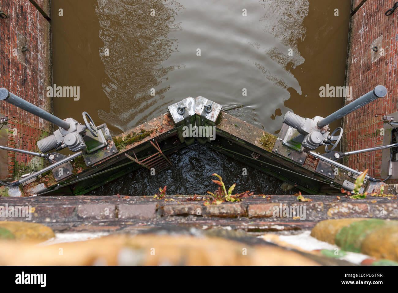 Wood flood gate hi-res stock photography and images - Alamy