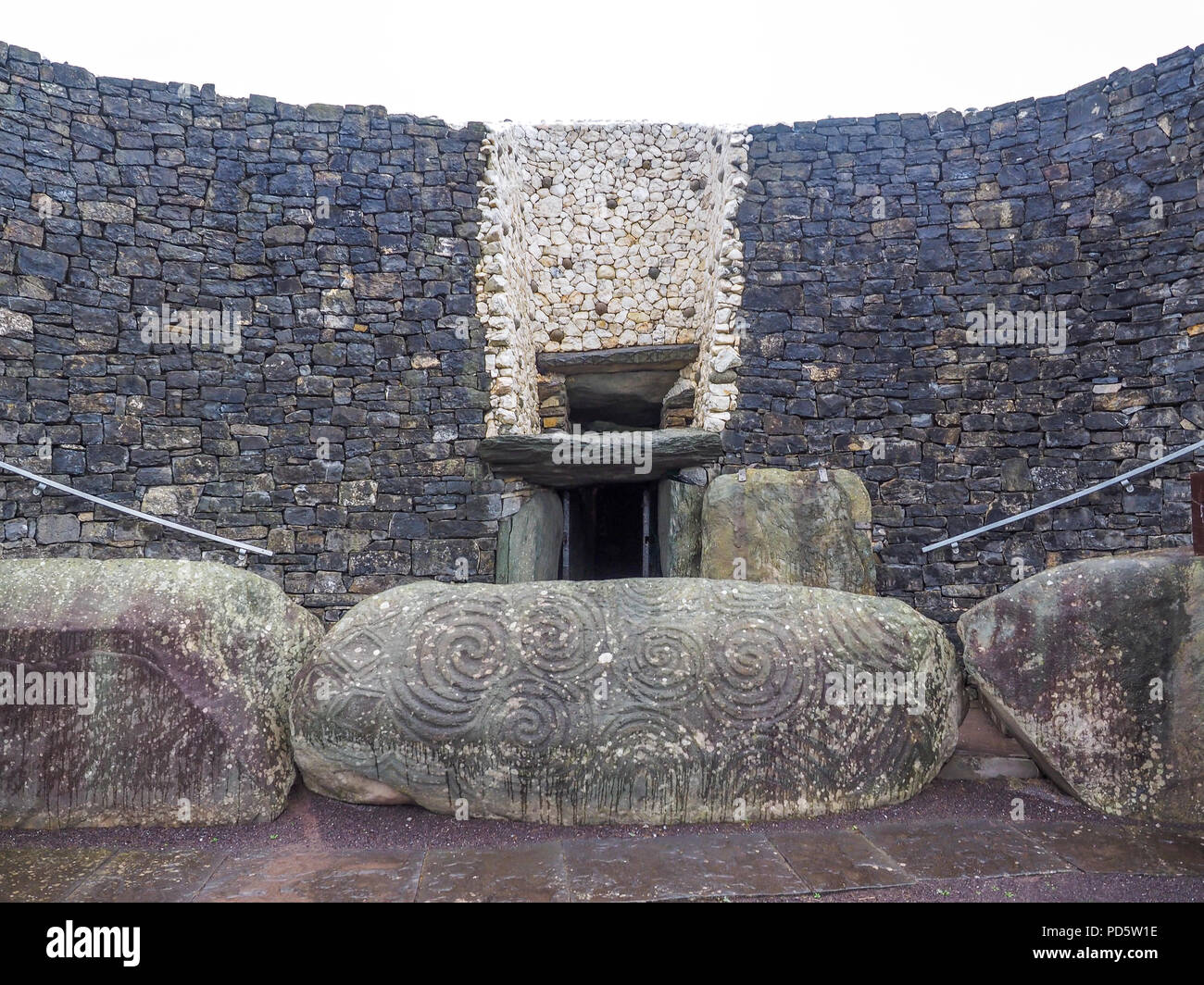 Newgrange ireland hi-res stock photography and images - Alamy