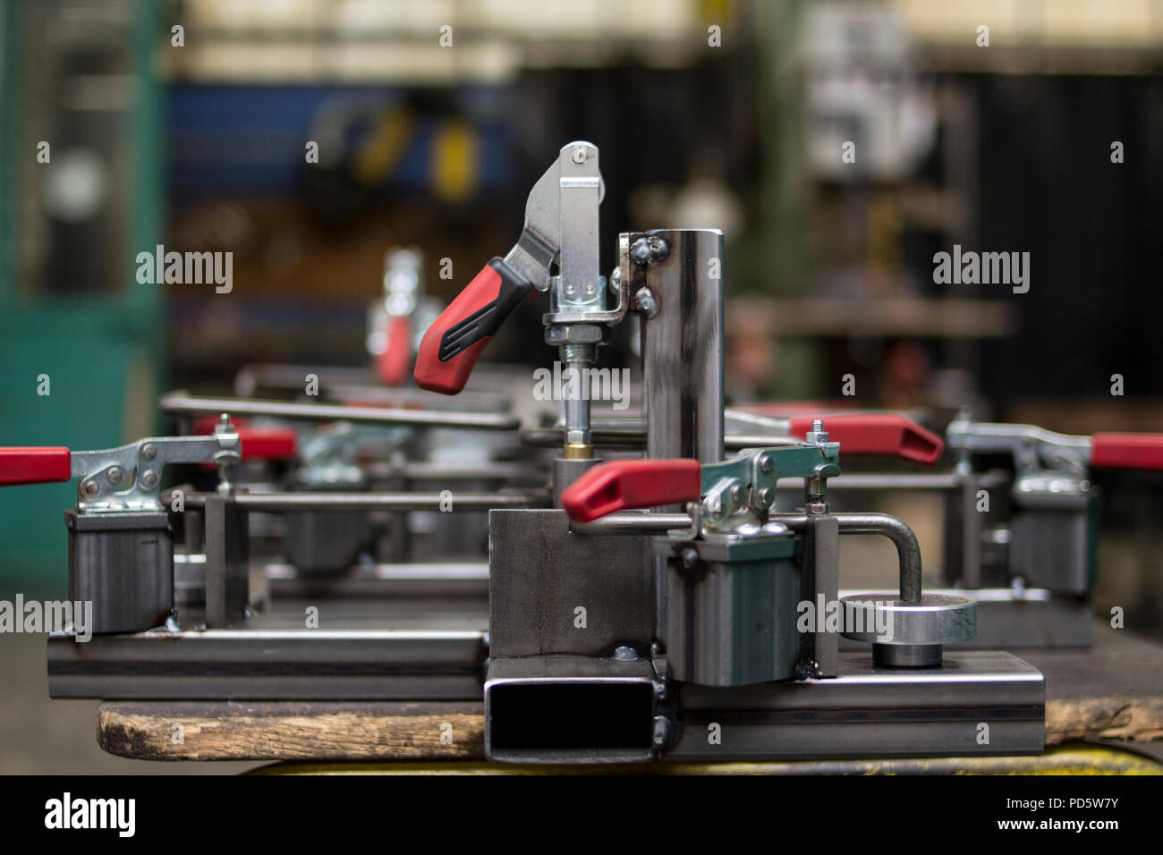 Construction form tool with levers for welding and processing pieces of ...