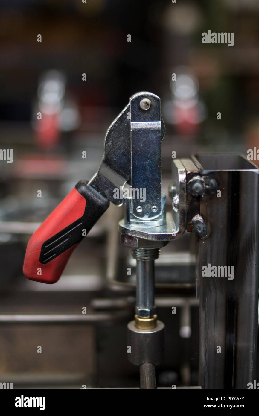 Lever to fasten pieces on a construction form tool for welding and ...