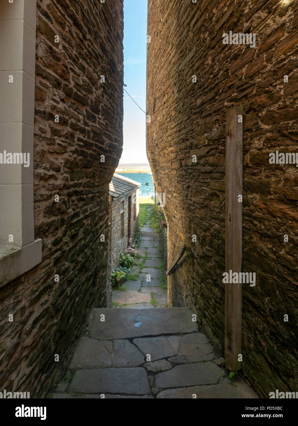 A tight ginnel between houses in Stromness Stock Photo - Alamy