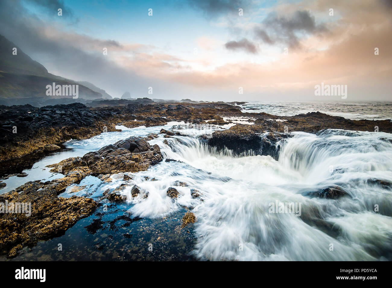 Thor's Well at High Tide Stock Photo - Alamy