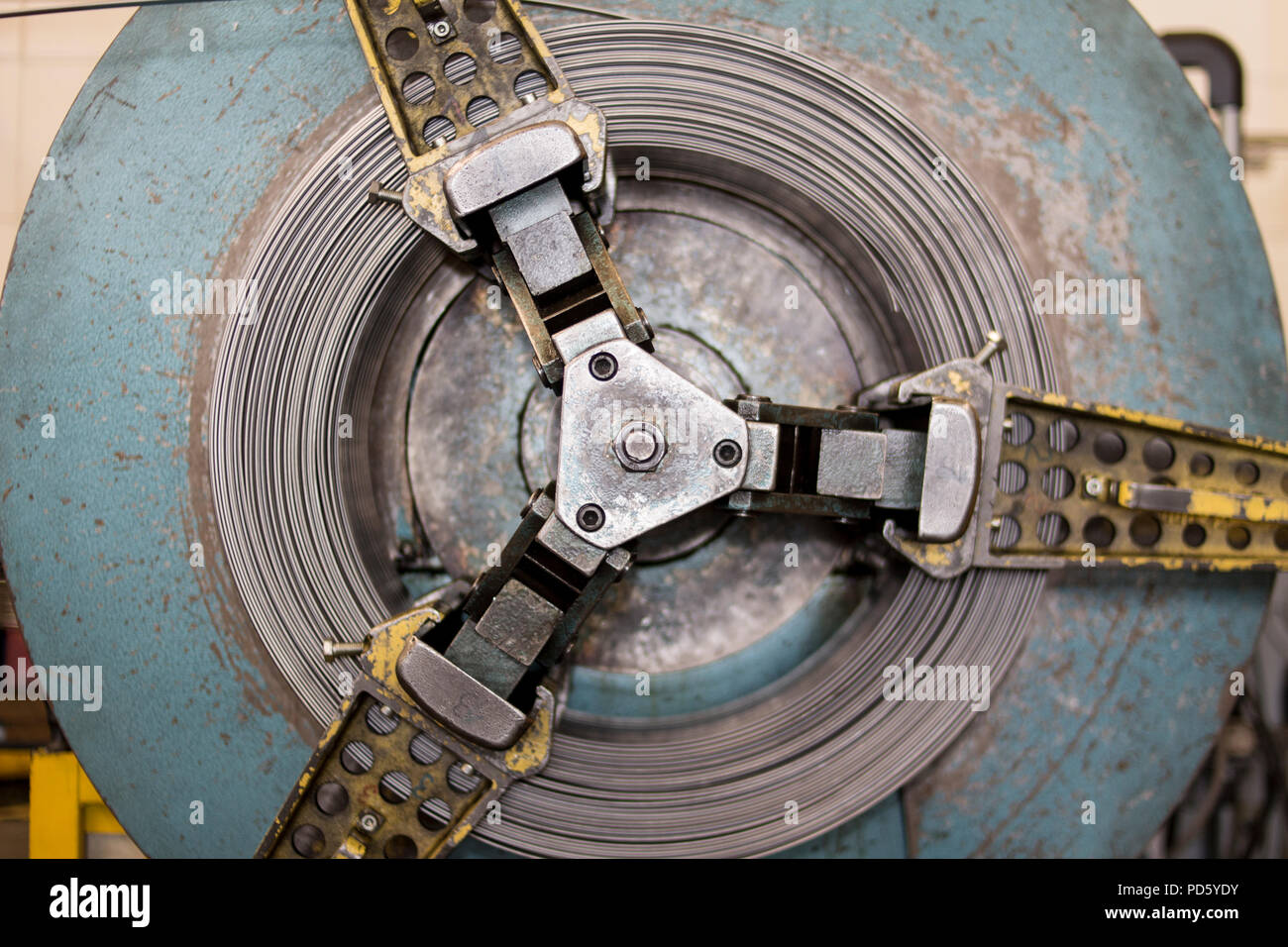 Steel metal wire coil machine device for unrolling and feeding into ...