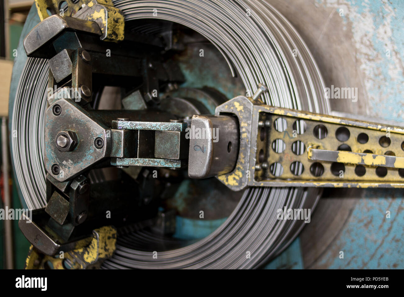 Steel metal wire coil machine device for unrolling material and feeding ...