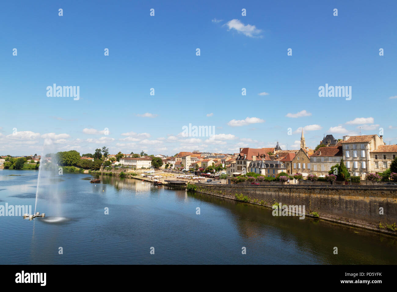 The town of Bergerac and fountain, on the Dordogne river, Bergerac ...