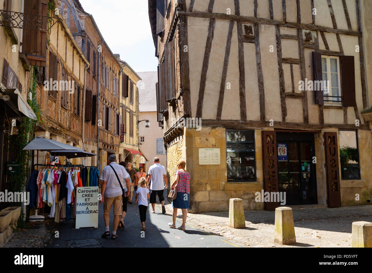 Tourists in the narrow streets of Bergerac old town, Bergerac, Dordogne ...