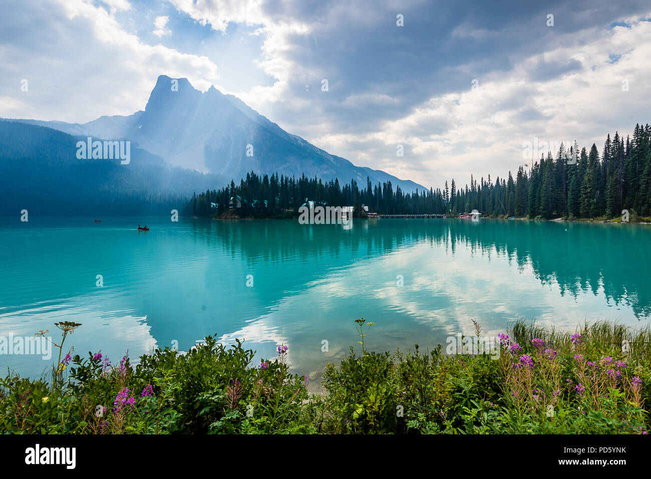 Trailhead emerald lake hi-res stock photography and images - Alamy