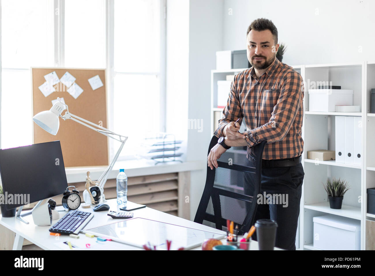 Man desk back dark hi-res stock photography and images - Alamy