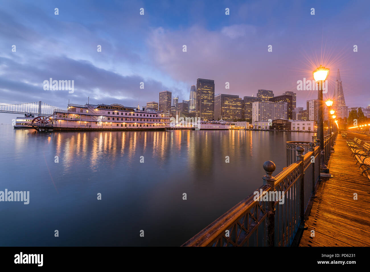 Pier 7 vista hi-res stock photography and images - Alamy