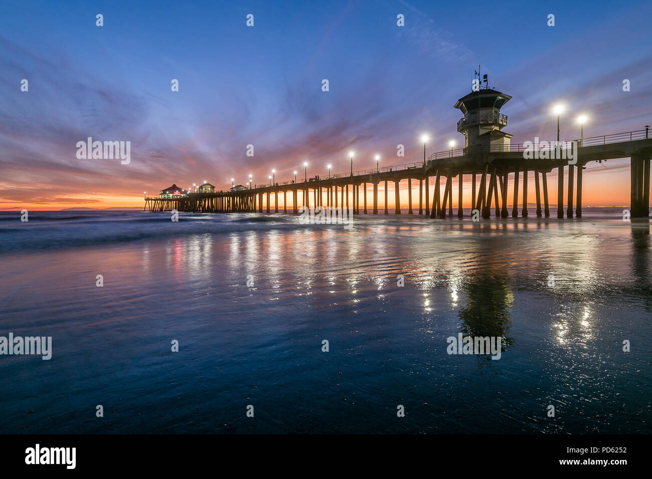 Huntington beach pier hi-res stock photography and images - Alamy