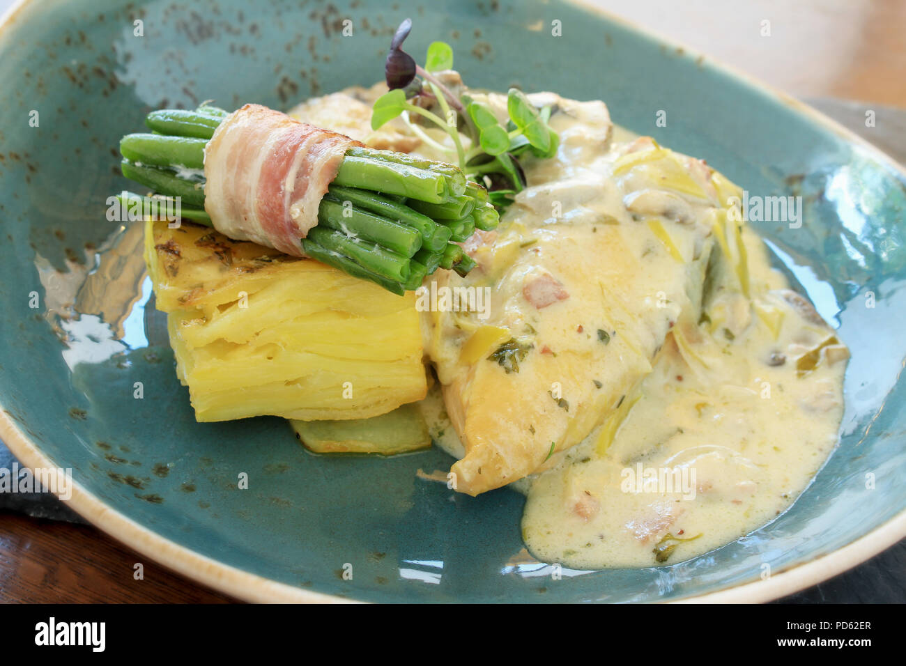 plated chicken dinner Stock Photo - Alamy